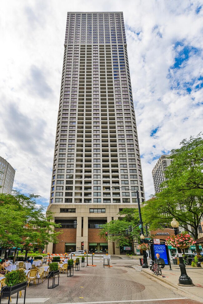 1030 N State St Unit 40B Condo For Rent in Chicago, IL | ForRent.com