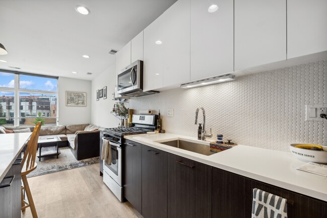 713 N Milwaukee Ave Off-Campus Housing, Chicago, IL