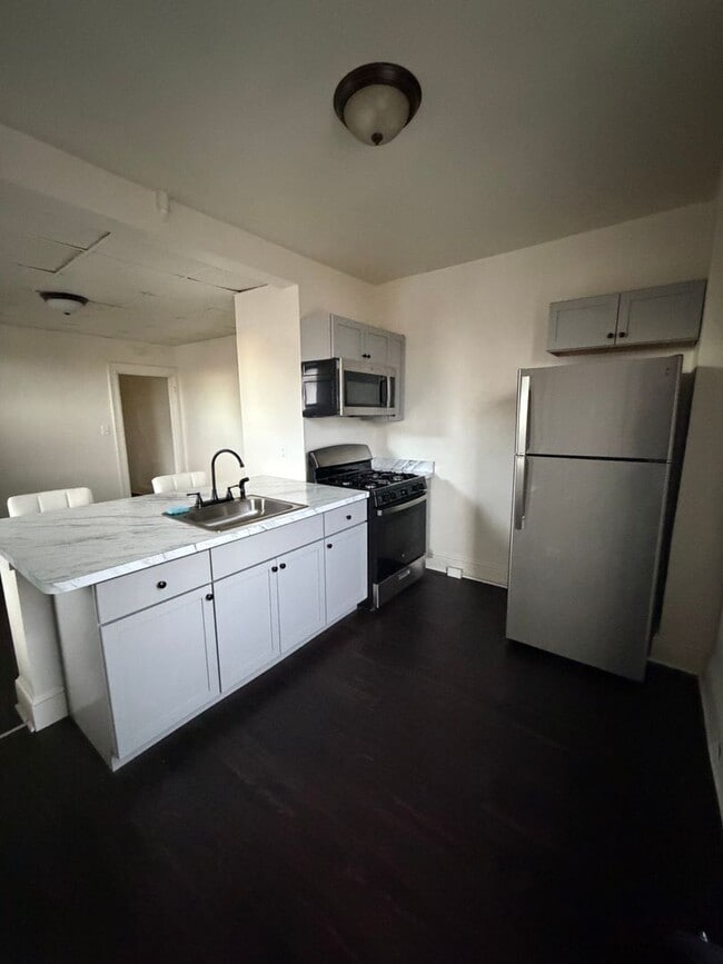 758 W King St Unit 2nd Floor Off-Campus Housing, York, PA