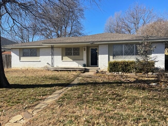Large 1960's Home Near 21st & Sheridan! Off-Campus Housing, Tulsa, OK