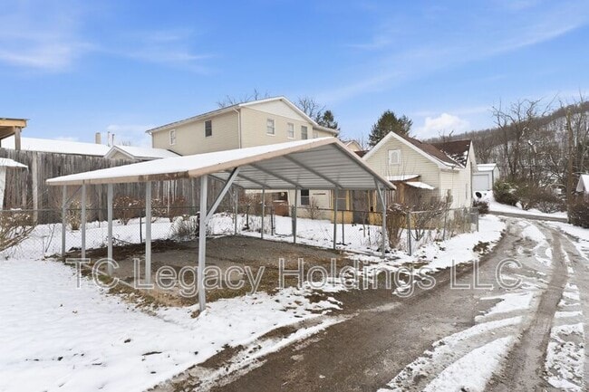 218 George St Off-Campus Housing, Lumberport, WV