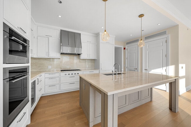 451 E Grand Ave Off-Campus Housing, Chicago, IL