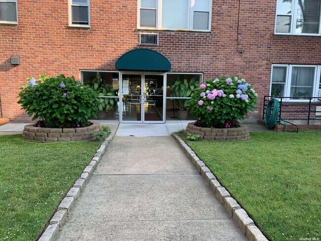 250 W Merrick Rd Apartment - Freeport, NY | ForRent.com