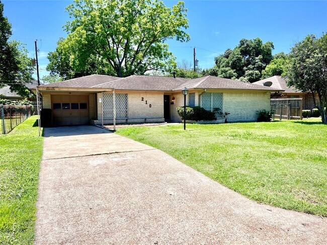 210 Weatherly Way House - House Rental in Houston, TX | ForRent.com