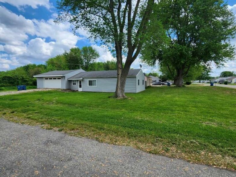 16905 10th Ave - House for Rent in East Moline, IL | ForRent.com