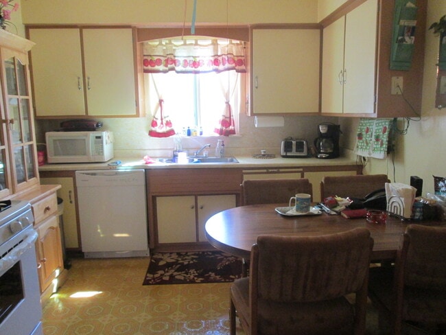 UNM LAW SCHOOL NORTH CAMPUS 3 Bedroom 2 Bath with Garage Off-Campus ...