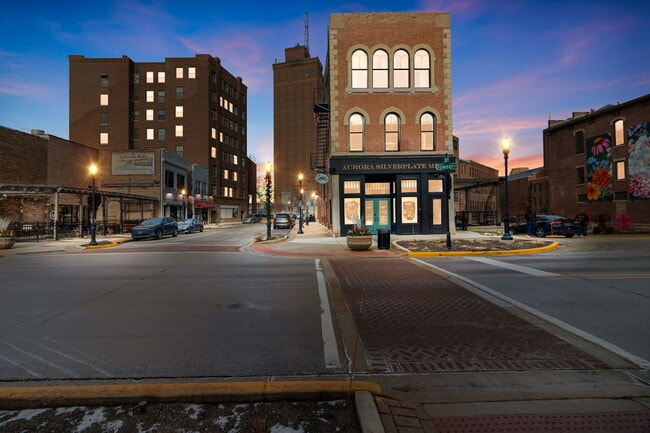 6 E Downer Pl Unit 200 Off-Campus Housing, Aurora, IL