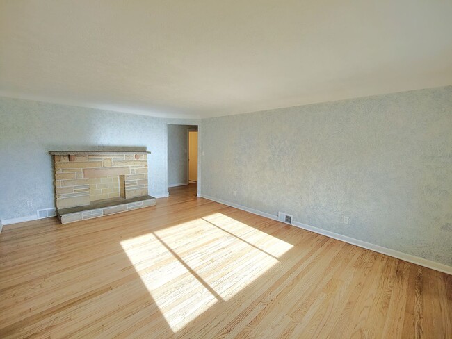 *Well-Maintained & Spacious 3BD/1.5BA Single Family Home Available in ...