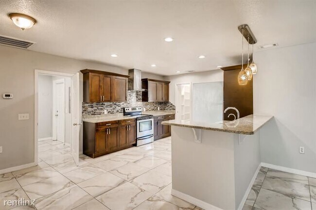 5 br, 2 bath House - 4854 Calhoun Rd UNIT - House Rental in Plant City ...