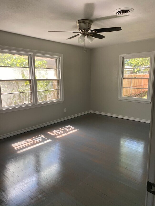 Taking Applications now for this 3/2/1 bea... House - House Rental in ...