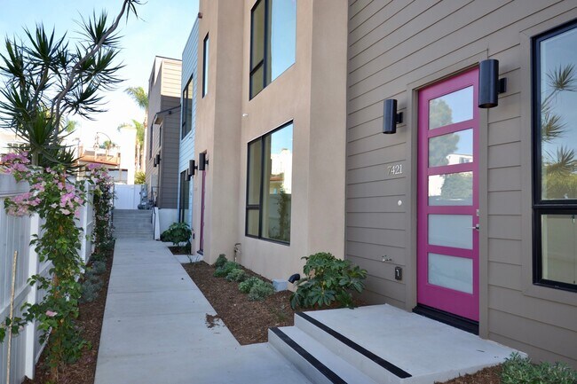 CENTRAL AC! 2 Car Garage! 3 Minute WALK TO... Townhome - Townhome ...