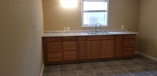 DL Benzer Properties, LLC-786 Burbridge Apartamento Unidad A - Port ...