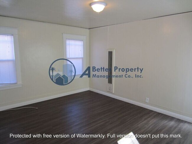 Lower Studio with Onsite Laundry & PLANK F... - House Rental in Long ...