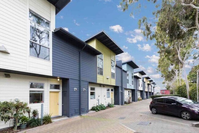 Modern 2-Story Loft-Style Townhouse. $1000... - House Rental in Oakland ...
