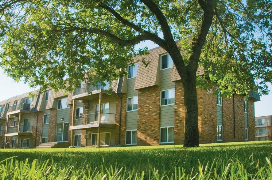 Off-Campus Housing & Apartments with Storage Space in Blaine, MN ...