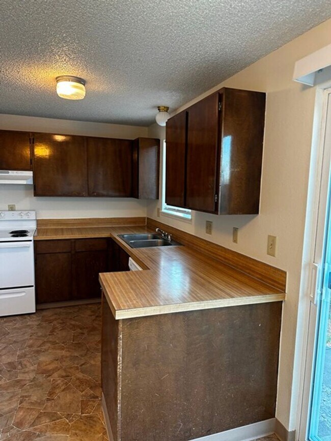 Middle unit in 8-plex complex - Townhome Rental in Klamath Falls OR ...