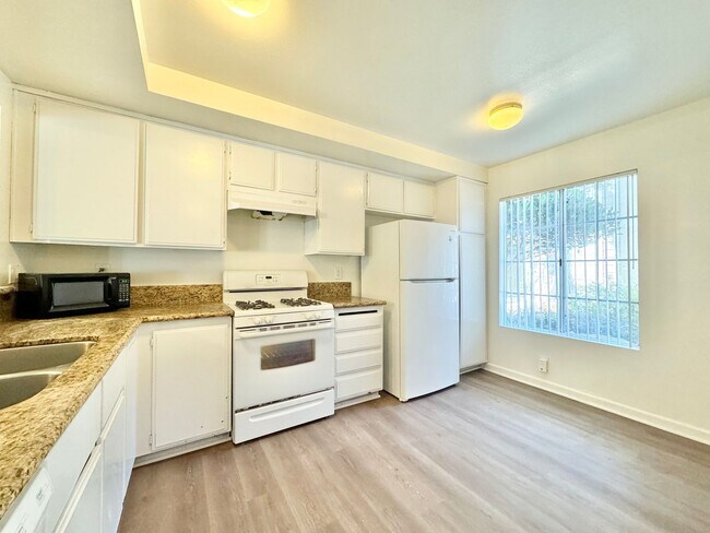 Spacious 3B/2.5BA w/ Attached Garage, & Fe... Condo Unit 33 - Condo for ...