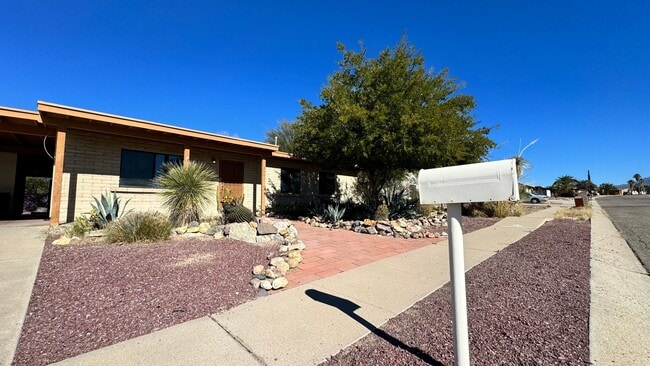 Eastside 4 bedroom house, large yard, extr... Rental - House Rental in ...