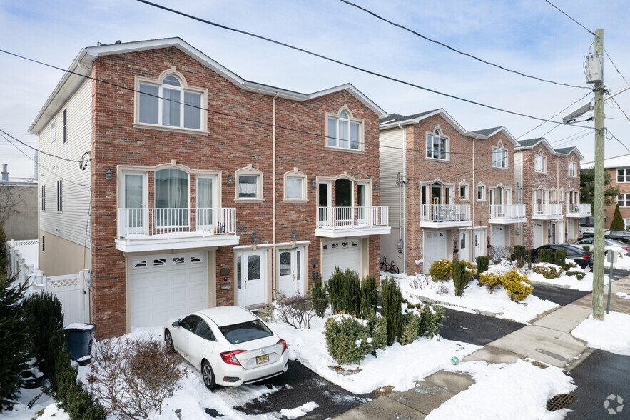 Secaucus Commons | Secaucus, NJ | ForRent.com