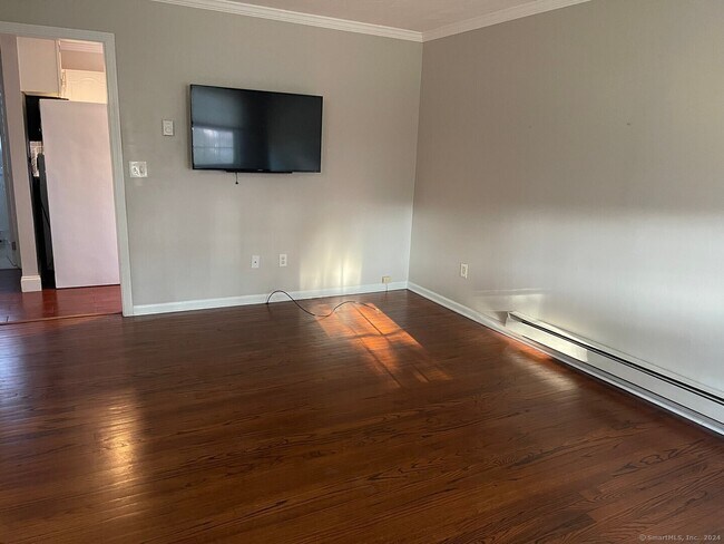 18 Mallane Ln Apartment Unit 2 - Naugatuck, CT | ForRent.com