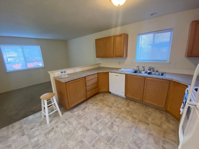 Don’t Miss This Spacious 4-Bedroom Northside Condo Off-Campus Housing ...