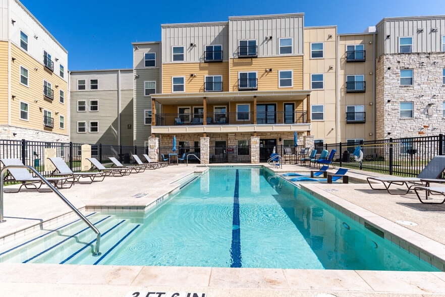 Sansom Pointe Senior | Sansom Park, TX | Starting at $999 | ForRent.com