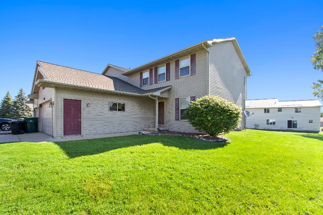 1570 Cardinal Ln - Townhome Rental in Green Bay WI | ForRent.com