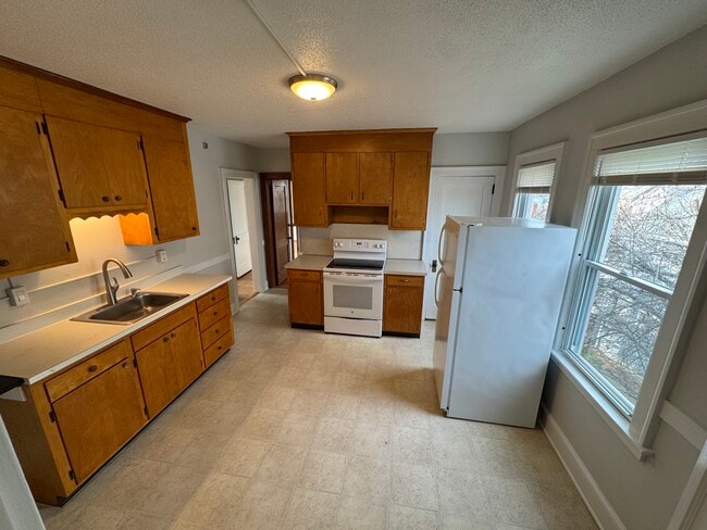 34 Nesbit Ave Unit 3 Off-Campus Housing, West Hartford, CT