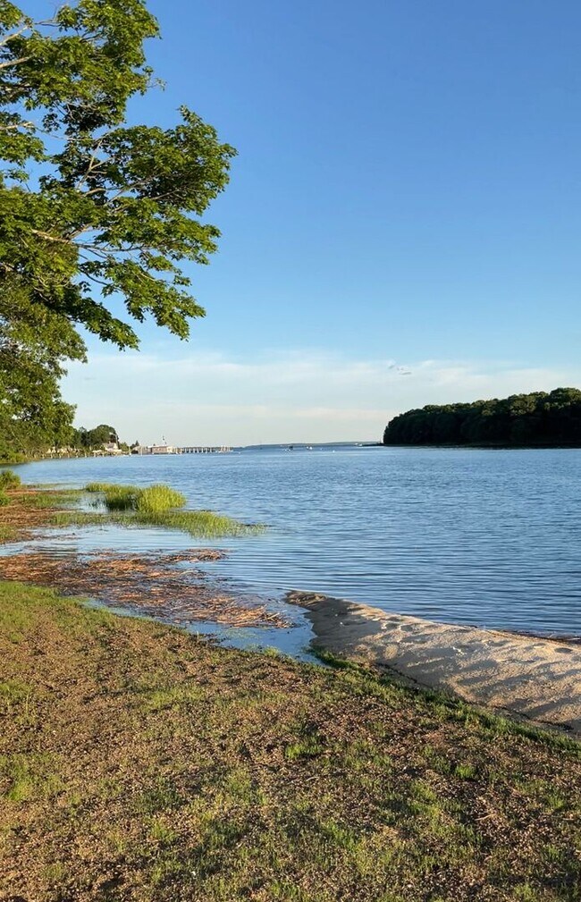 Waterfront Cottage in Oakland Beach - House Rental in Warwick, RI ...