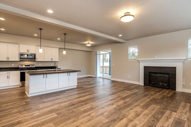 4-Bedroom Craftsman Home with 2-Car Garage... - House Rental in ...