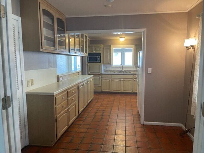 Large 1960's Home Near 21st & Sheridan! Off-Campus Housing, Tulsa, OK