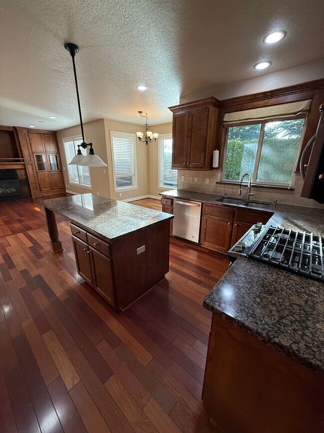 Goregous 5 Bedroom Home! Great Location! Vaulted Ceilings! Fenced Yard ...