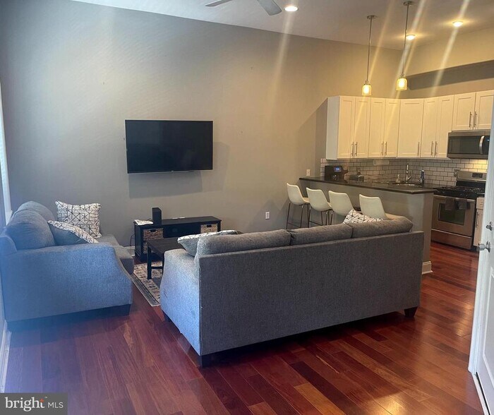 1836 Green St Unit 3 - Apartment for Rent | Philadelphia, PA | Starting ...