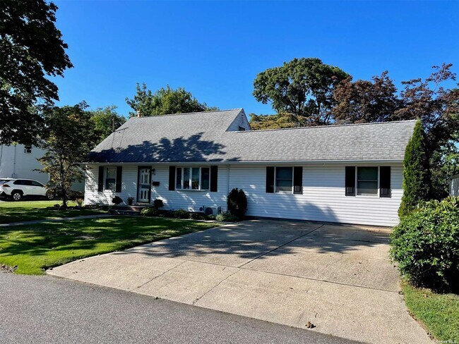 83 Heathcote Rd Rental - House Rental in Lindenhurst, NY | ForRent.com