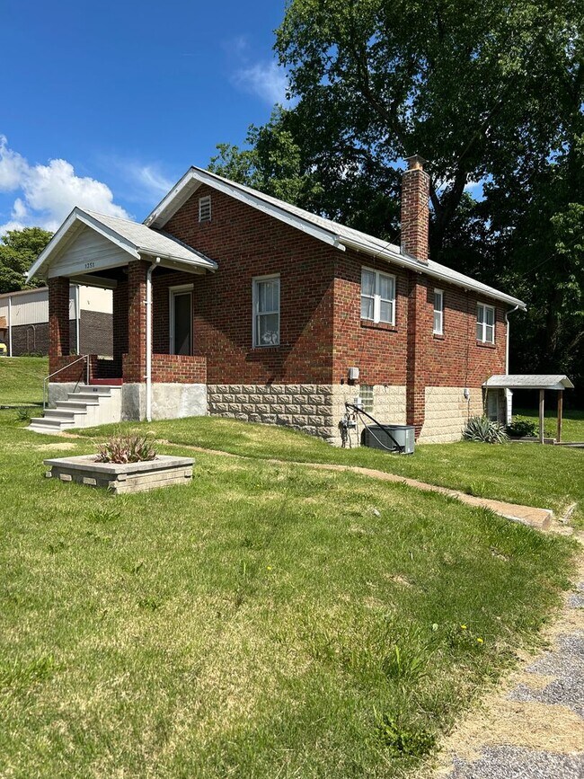 Charming 2-Bedroom Home with Spacious Yard... - House Rental in St ...