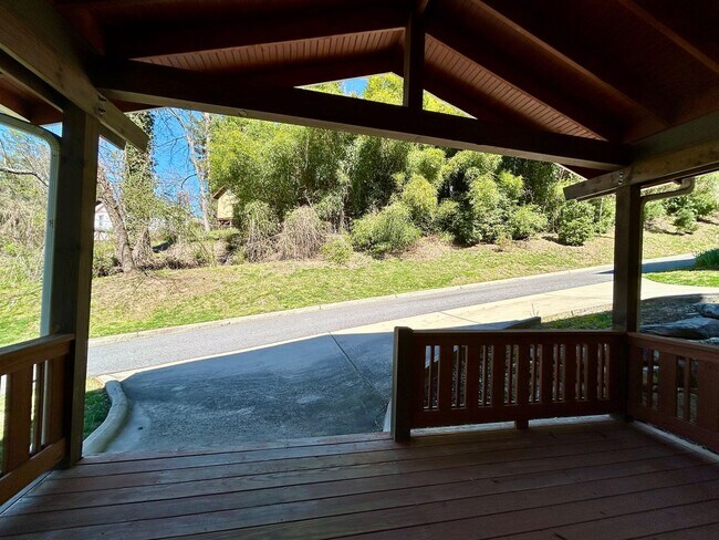 North AVL - Green Built Custom Home, Conve... - House Rental in ...