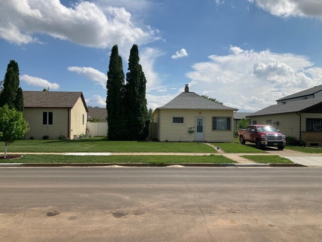 413 2nd St SW Off-Campus Housing, Dickinson, ND