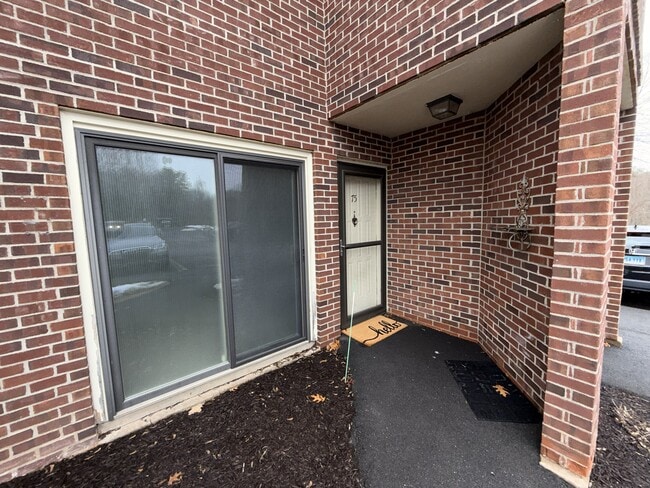 295 Redstone Hill Rd Unit 75B Off-Campus Housing, Bristol, CT
