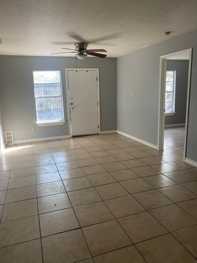 3/1-Back house apartment, you only pay ele... Unit 1921 15th St. #3 ...