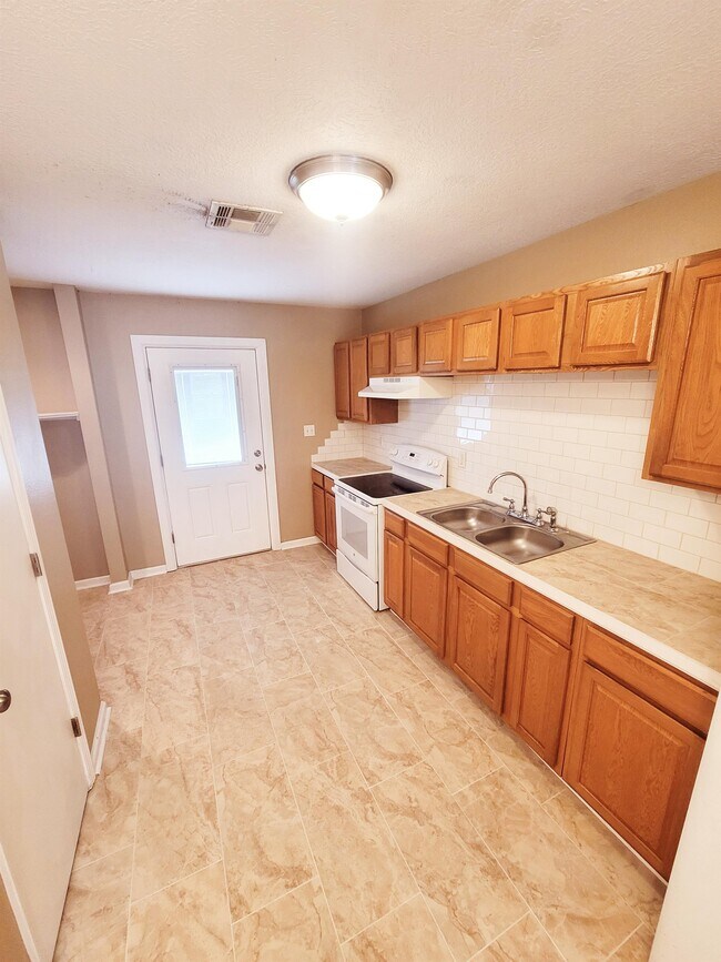 1416 Thompson Rd Townhome - Townhome Rental in Moss Bluff LA | ForRent.com