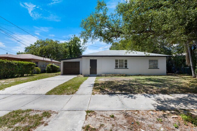 Photos Coming Soon*****EXTRA LARGE 4/2 wit... House - House Rental in ...