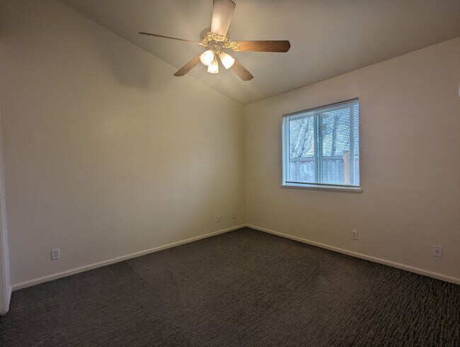 Great 2 bed/1 bath duplex with fenced in y... Rental - House Rental in ...