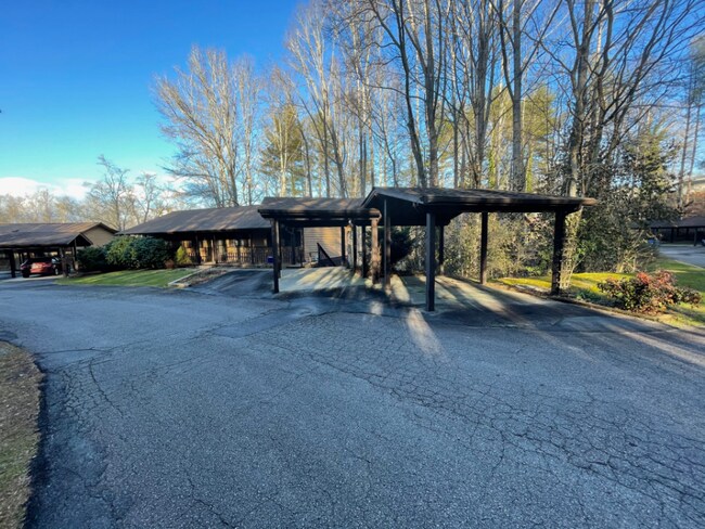 Nostalgic 1980s' ranch perfectly located i... - Etowah, NC | ForRent.com