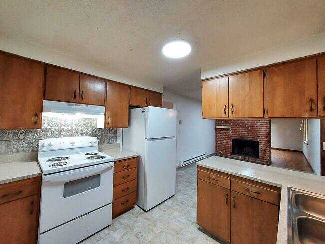 Cozy 3 Bedroom Rambler in the Heart of Uni... Rental - House Rental in ...