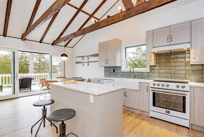 9 Helens Ln Off-Campus Housing, Southampton, NY