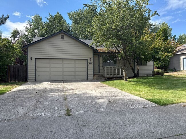 NE 3 BDRM, 2 Bath House, NEW Carpet & Pain... - House Rental in Bend ...