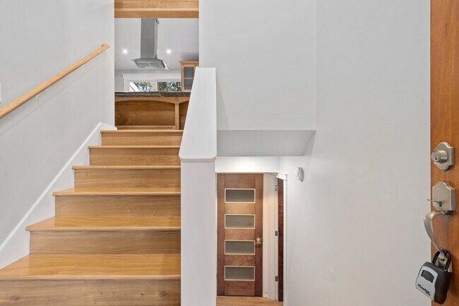 Charming 4-Bedroom Split-Level Home in Pou... - House Rental in Poulsbo ...