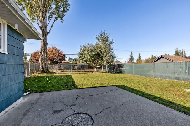 3 Bedroom, 1 Bath Rambler on Large Corner ... House - House Rental in ...