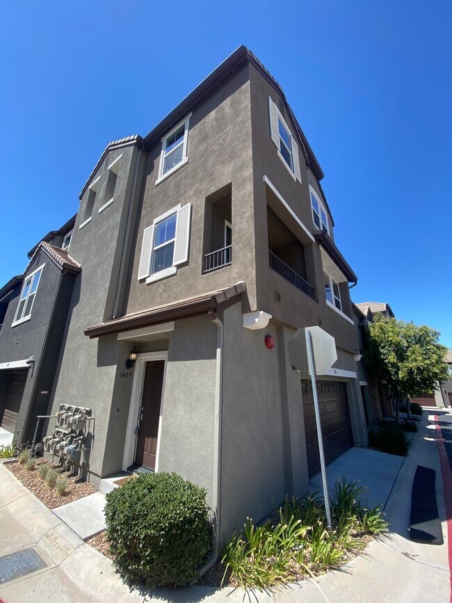 Beautiful Tri-Level End Unit Condo w/2 Car... - House Rental in Santee ...
