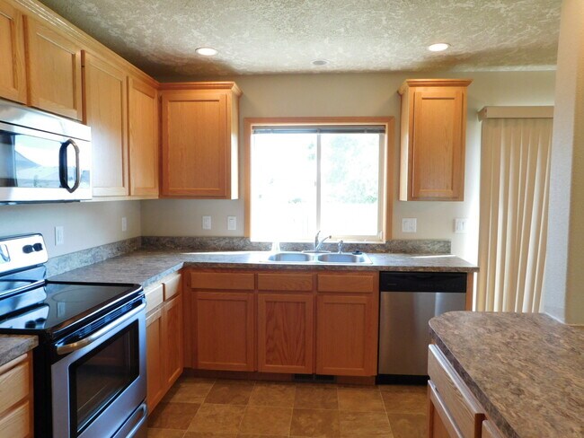 3Bd/2Ba Two Story Home - Available to View! - House Rental in Salem, OR ...